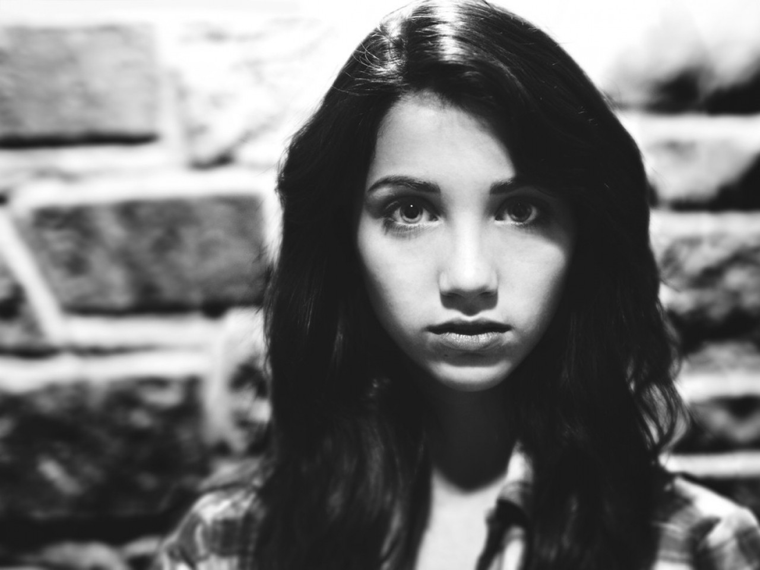 Women Grayscale Emily Rudd - Emily Rudd Black And White - 2560x1920 ...