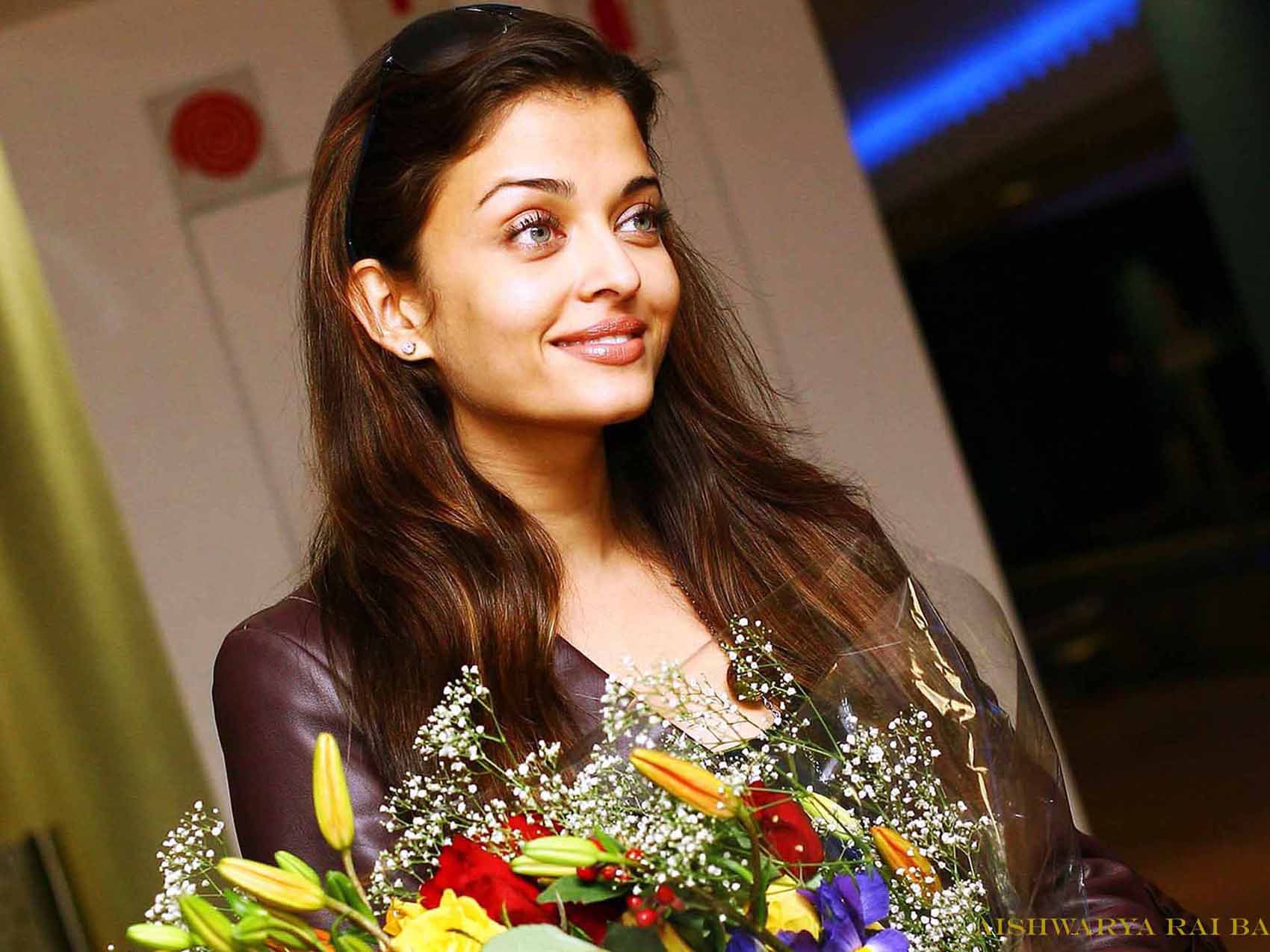 Small Girl Aishwarya Rai Cute Smile Hd Wallpapers - Aiswarya Rai Cute ...
