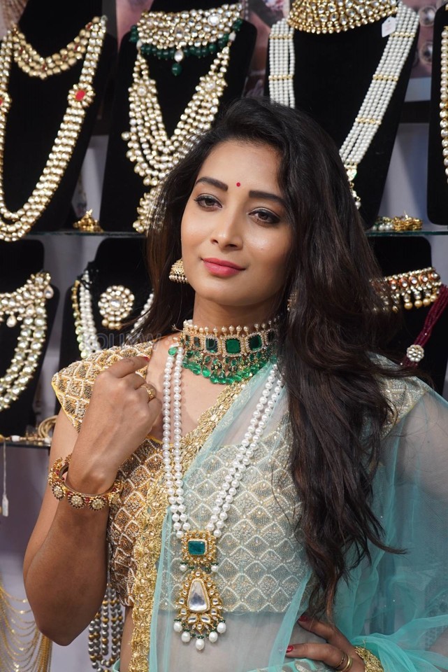 Actress Bhanu Sree Inaugurates Trendz Vivah Expo At - Photo Shoot ...