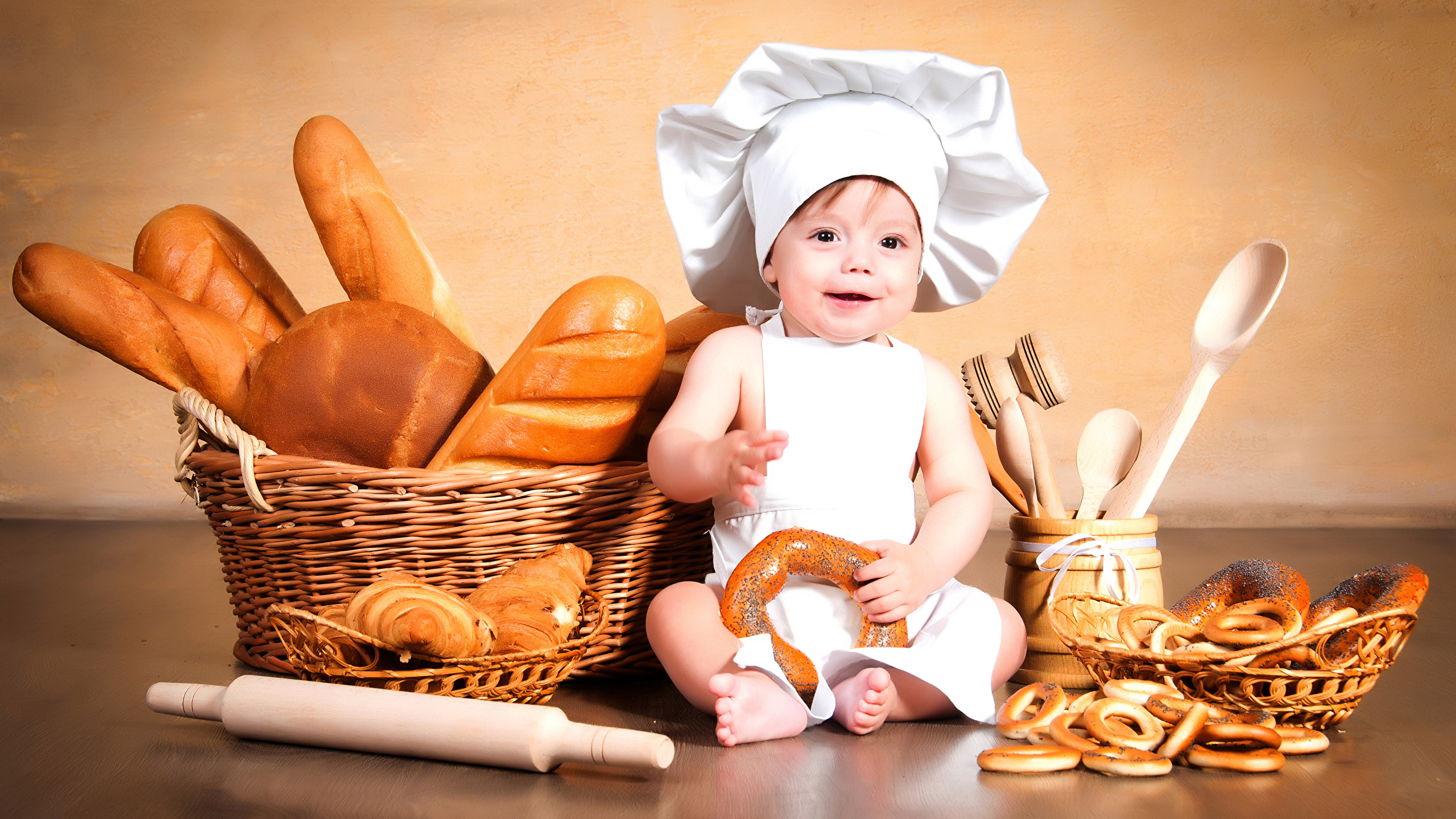 Baby Chef Eating Bread - 2560x1440 Wallpaper - teahub.io