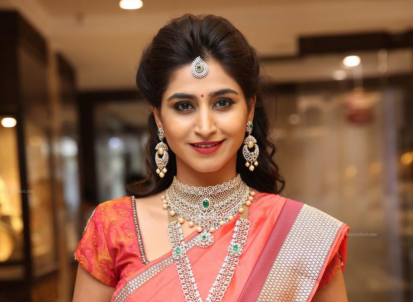 Varshini Sounderajan Hot Saree Wallpaper - Varshini Photoshoot For ...