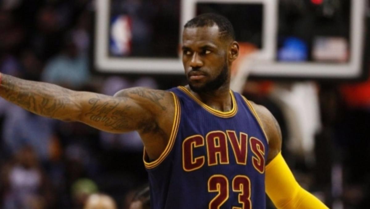 Thumbs Up 4k Lebron James Wallpapers - Lebron James Pointing Finger ...