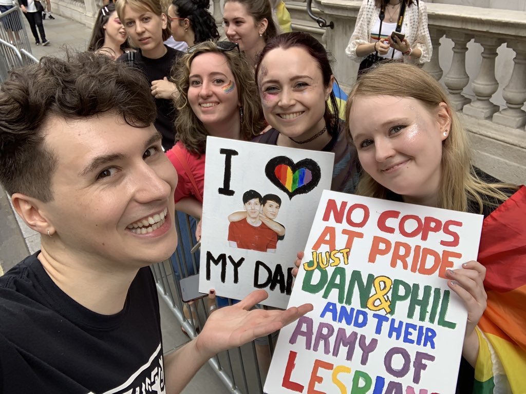 Dan Howell At Pride - 1024x768 Wallpaper - teahub.io