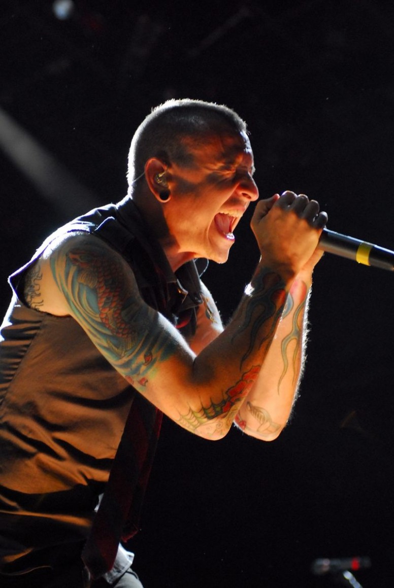 Chester Bennington Scream Singing - 776x1159 Wallpaper - teahub.io