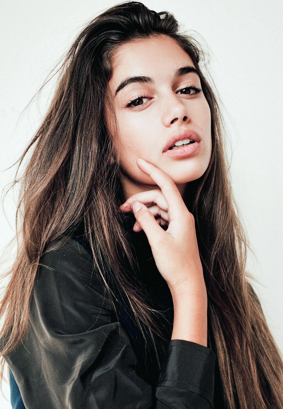 Modelo Rostro Pose - 974x1406 Wallpaper - teahub.io